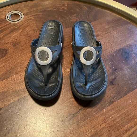 CROCS | Shoes | Crocs Sanrah Silver Circle Wedge Thong Sandals Women ...
